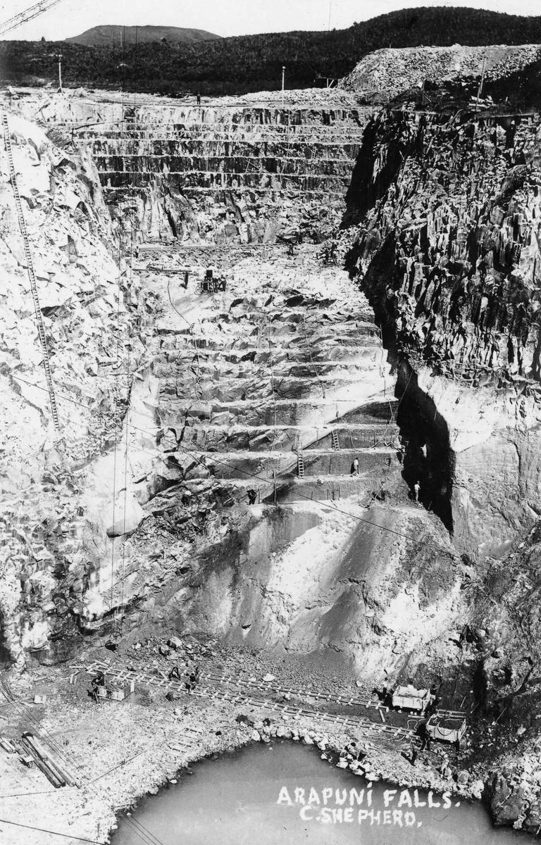 Construction of Arapuni dam falls - Te Awamutu Museum
